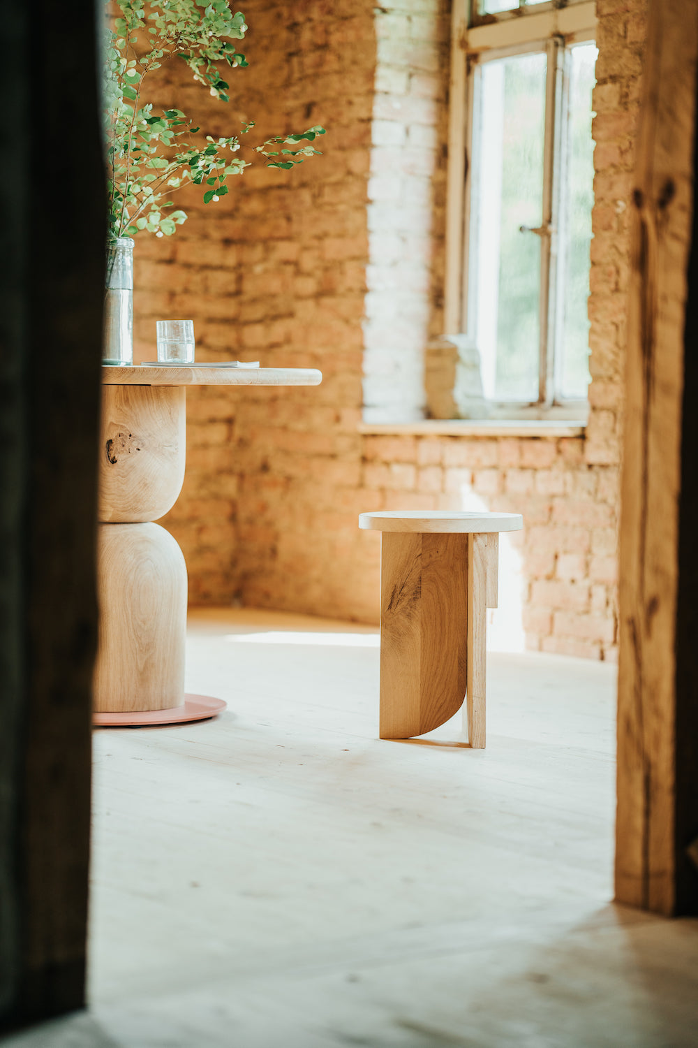 NIROH – Tibu Hocker & Beistelltisch – NIROH – Designmöbel & Interior